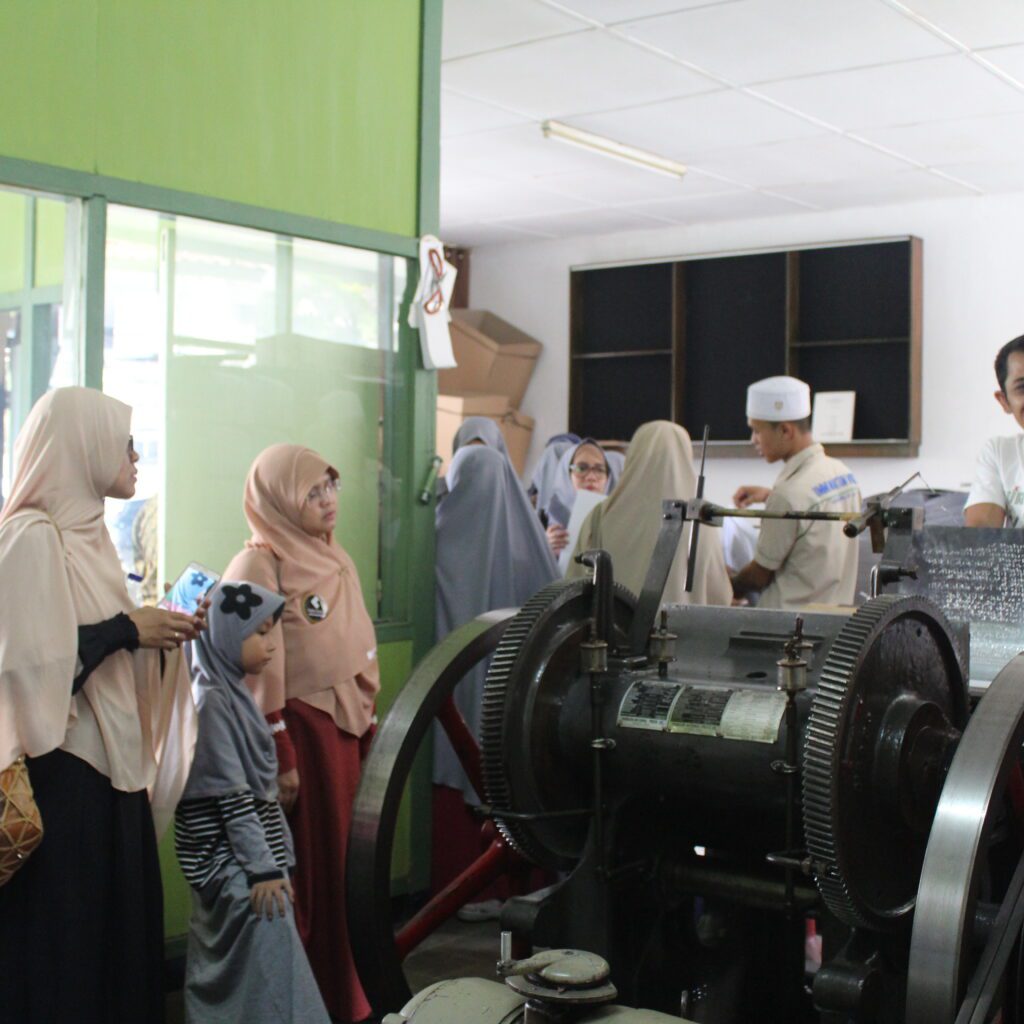 Sahabat Asy Syaamil - Sekolah Bintang Madani antusias saat melihat Mesin Cetak Alquran Braille ...